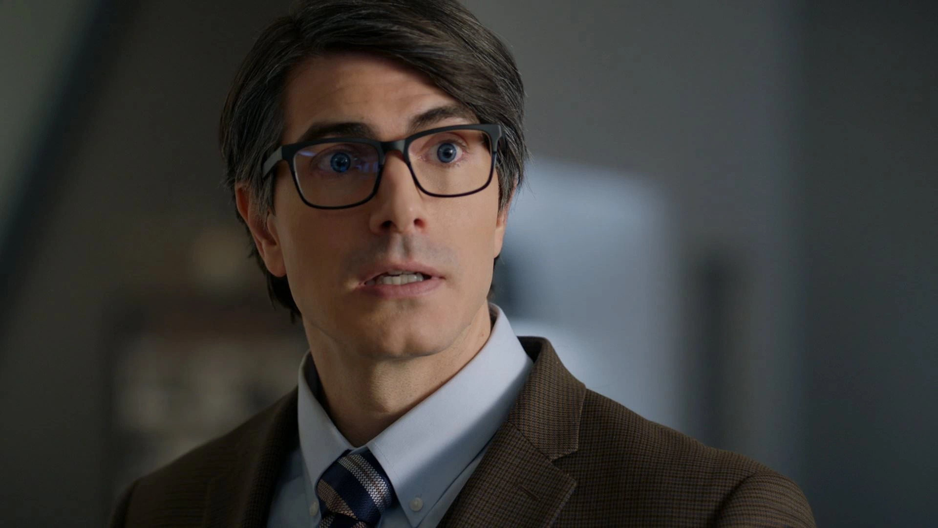 Superman actor Brandon Routh deftly explains Clark Kent’s clumsy ...