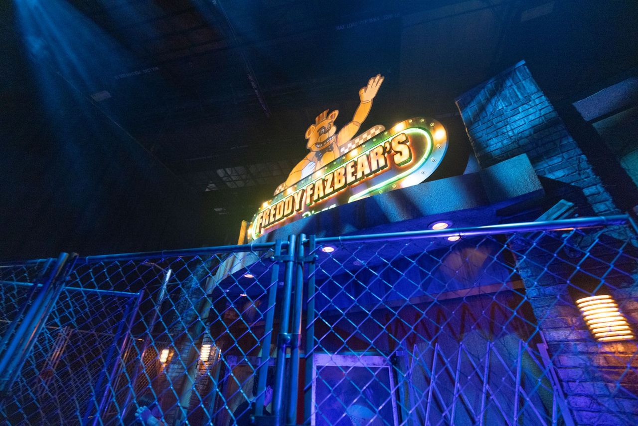 A FNAF superfan went Halloween Horror Nights Five Nights at Freddy’s ...