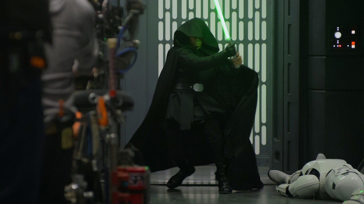 How Star Wars & Dave Filoni protected the secret of Luke Skywalker's return in The Mandalorian ...