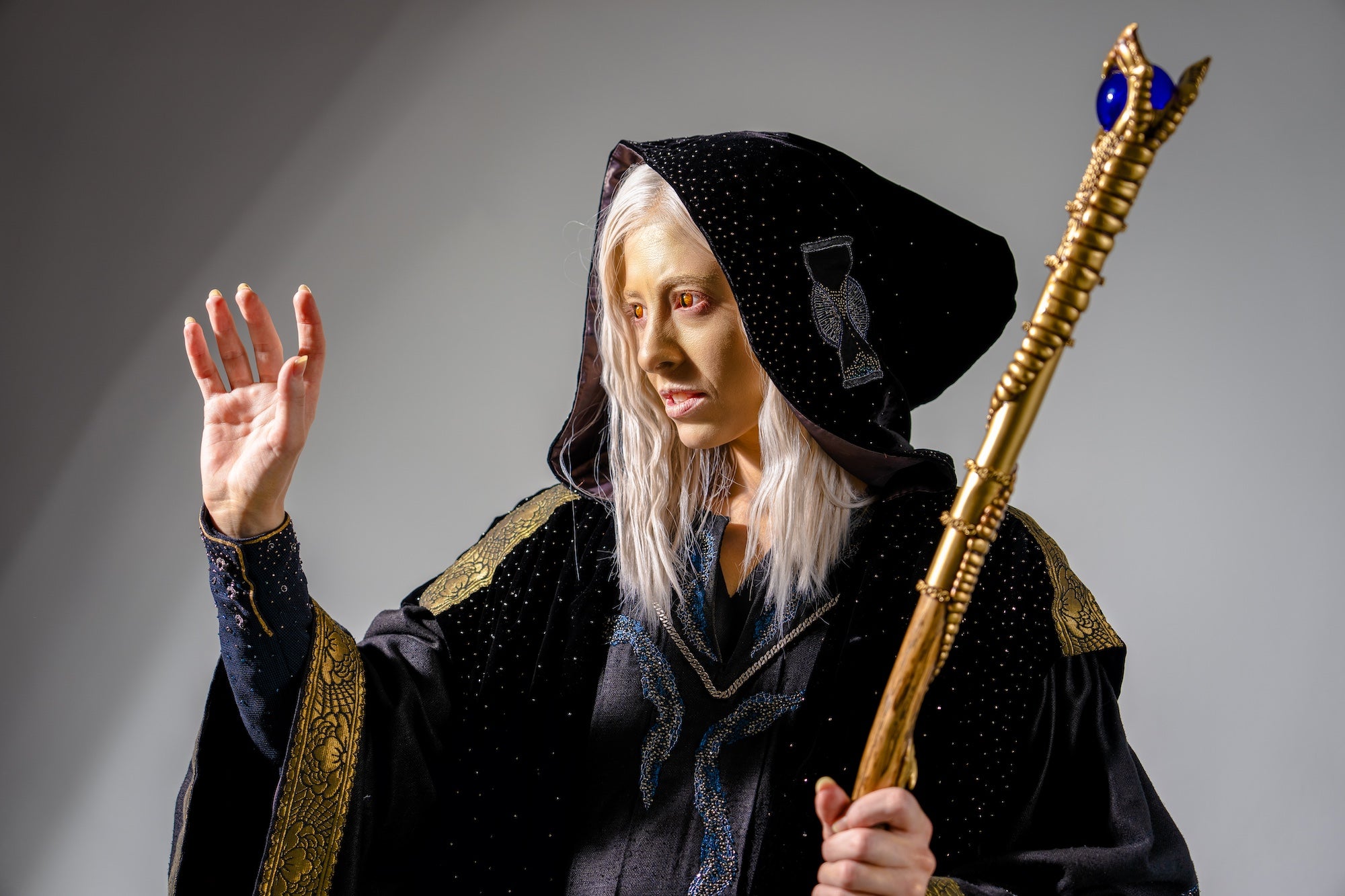Inside the D&D Dragonlance themed cosplay of Patterner Mage Cosplay ...